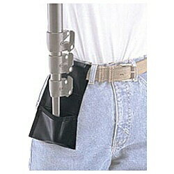 パウチをベルトに装着し、一脚のベースを支えます。写真はイメージです。