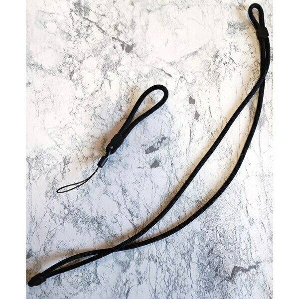 ハンドにもショルダーにもどちらにも対応が可能なストラップ、松葉紐で止める事ができます。