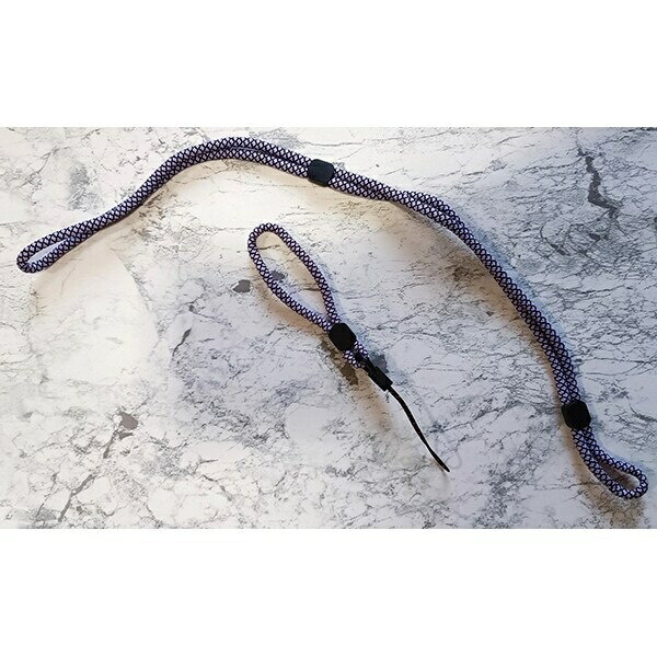 ハンドにもショルダーにもどちらにも対応が可能なストラップ、松葉紐で止める事ができます。