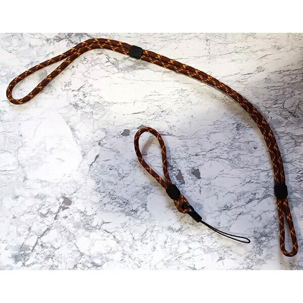 ハンドにもショルダーにもどちらにも対応が可能なストラップ、松葉紐で止める事ができます。