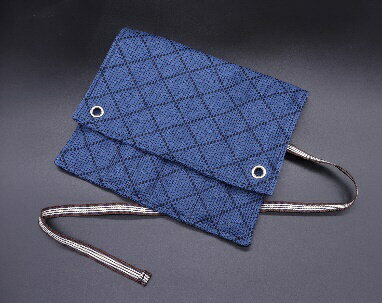 伝統的な武州刺子織の生地を使用したおしゃれな道具巻きです。■使用頻度の高いツールのサイズに合わせたポケット付きで 効率的に収納できます。本体サイズ：340×230mm 　ポケット数：（小）30mm幅×4、（（大）50mm幅×2