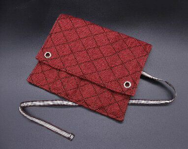 伝統的な武州刺子織の生地を使用したおしゃれな道具巻きです。■使用頻度の高いツールのサイズに合わせたポケット付きで 効率的に収納できます。本体サイズ：340×230mm 　ポケット数：（小）30mm幅×4、（（大）50mm幅×2