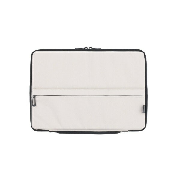 PCスタンドに変形する薄型でソフトなインナーケース■リサイクルPETで作ったPCインナーケース表生地には、環境に配慮した100％再生ポリエステルを使用。■ファスナーポケット付きで小物収納に便利!収納しやすいフロントポケットでガジェット類もス...
