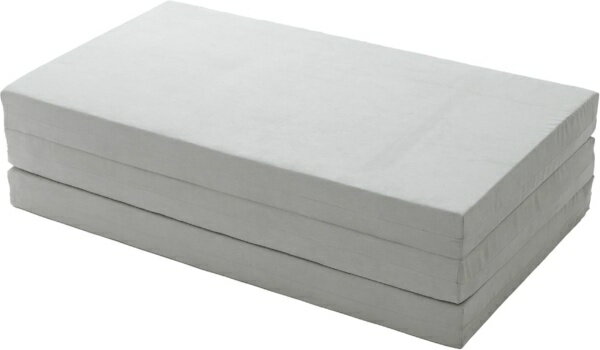 折りたたみ可能な三つ折り仕様のマットレス。厚み10cmというサイズと、モールドウレタン特有の硬めの寝心地。