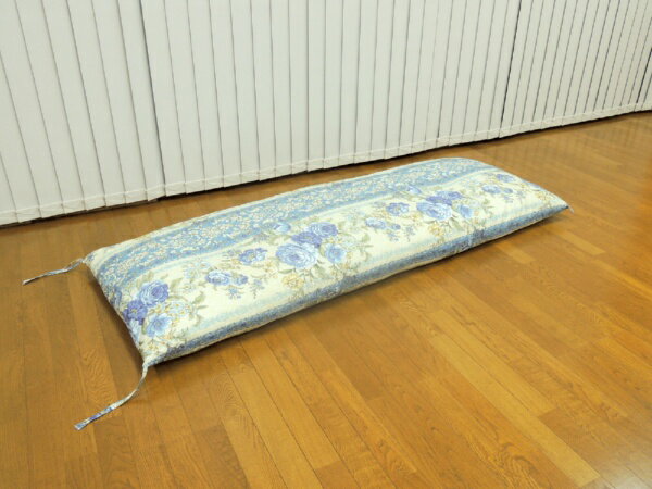 ふかふかでボリュームのあるワイド＆ロング長座布団●ボリュームのある中綿は凸凹していない平らな仕上げで寝心地抜群●ゆったりくつろげるワイドロングサイズ●ヒモを結べば枕にも●綿100％(側生地)●ボリュームタイプは中わた2倍 ※レギュラー比●サ...