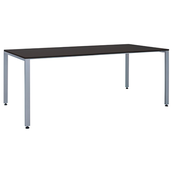 前板は天然木を使用した渋い色合いのスリムチェストシリーズです。■天板、側板は突板を使用しています。サイズ、高さ、合わせて12アイテムの中からお部屋に合わせて選べます。■引出しは箱組です。背面も化粧板仕上げです。