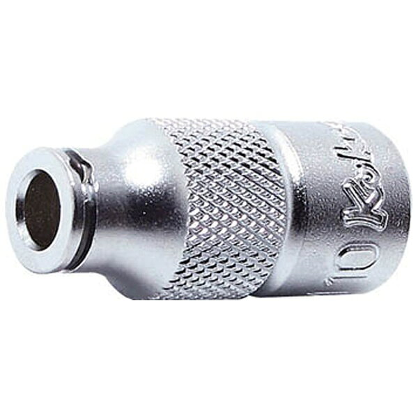 ■差込角3/8インチ（9.5mm）のタップホルダーです。■タップをワンタッチで装着でき、汎用のソケットレンチのハンドルでも駆動可能です。■JIS B4430メートルネジ用ハンドタップ対応 【用途】・タップ立て用。【仕様】・適合タップ寸法： ...