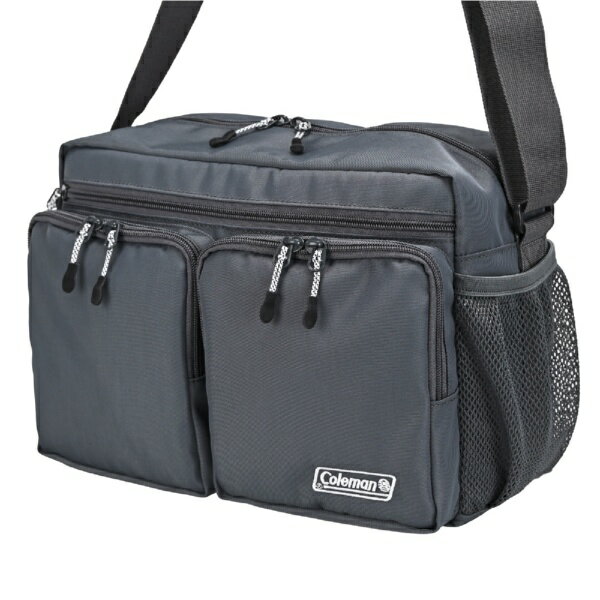 Colemanとのコラボレーションで誕生した、スタイリッシュなカメラバッグ。レンズを装着した中型ミラーレス機+交換レンズ、ストロボにタブレットなどが収納可能。ビギナーからベテランまで多くのお客様のニーズにお応えします。【仕様】内寸 : 横幅...