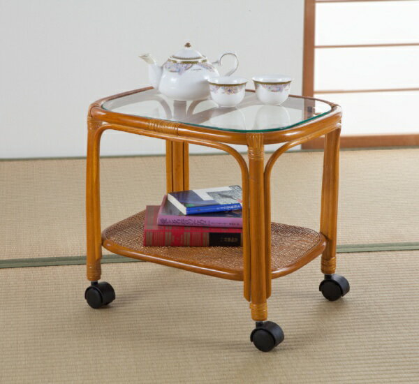 便利なキャスター付き天然籐テーブル。●ソファ横やベッド横に置けば、ちょっとした物を置くときに便利。●下段は小物が置けます。●天板には厚手の強化ガラスを使用。●キャスター付き●一部組立式 ※キャスターのみ取り付け※手作業で生産される籐製品は表...