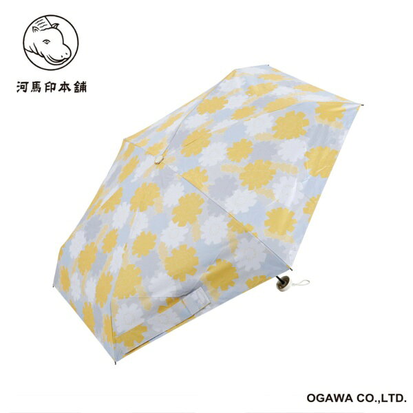 小さめのバッグに入れてもかさ張らないコンパクトな折りたたみ日傘です。ころんとしたシルエットが可愛い巾着バッグ風収納袋は、間口が大きく開くので、傘をきれいにたたまなくても収納できます。