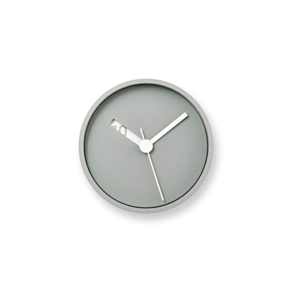 発売当時から現在まで長きにわたり愛されているブランドアイコンモデル、エクストラノーマルがクロックになって再登場です。一目見たその印象は文字盤に3本の針だけのシンプルなものです。ですがその特徴は四角く切り取られた時間の「針」からその時になると...