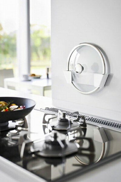 フィルムフックで簡単取り付け。置き場所に困る鍋蓋をサッと収納できます。マグネットがつかない場所に設置でき調理スペースを広く使うことができる鍋蓋ホルダー。キッチンパネルやコンロ奥に設置すれば、置き場所に困る土鍋の蓋や油はねガードも手に取りやす...