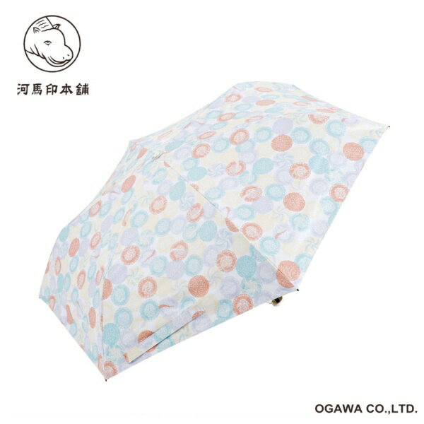 バッグの隙間にもスッキリ入る、スリムな折りたたみ日傘。風呂敷をイメージした収納袋の結び目を解けば、バッグの持ち手に取り付けることができます。雨でも使える晴雨兼用タイプなので天気によって傘を持ち変える必要がありません。気軽に和を楽しみたい方に...