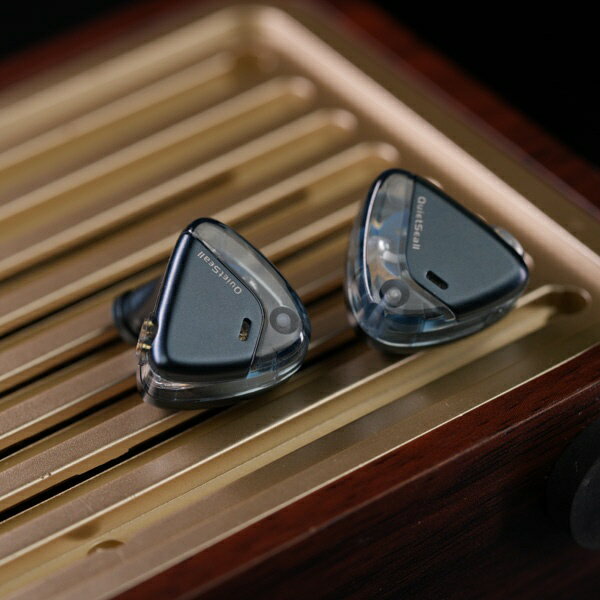 ■10mmダイナミックドライバーを1基搭載したシングルドライバー構成QuietSeaで採用されたダイアフラムから一新、QuietSea IIではカーボン銅合金ダイアフラムを採用、軽さと強靭さを兼ね備え、分割振動による歪みを徹底的に抑制。ダイ...