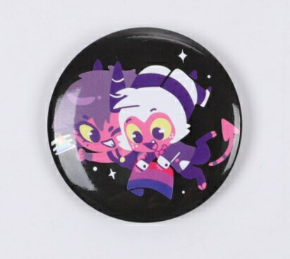 作中の妖艶な雰囲気をそのままに、オシャレなデザインの缶バッジとなっています！ キャラクターたちと一緒にお出かけしちゃおう！