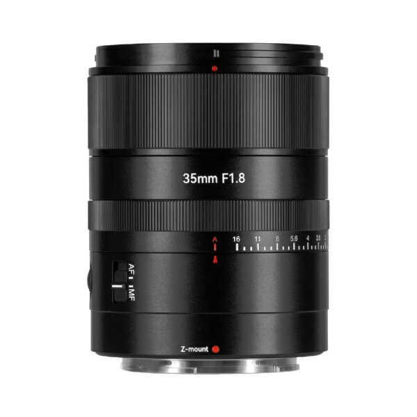 [35mmの自然な視野と、F1.8の明るさであらゆるシーンに対応] 標準画角35mmに開放F値1.8の明るさを備えた本レンズは、自然な遠近感と高い描写力で、日常のスナップから夜景まで幅広い撮影に対応。暗所でも光を取り込みノイズやブレを抑える...