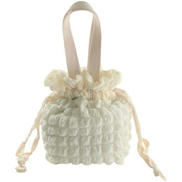 表地は伸縮性のある軽い生地ですが、裏地にハリのあるポリエステル生地を使用しているので、中にお弁当箱を入れても型崩れせず使用できます。出し入れしやすい広めの口はきゅっと絞ることで可愛らしさがアップします。カジュアルなデザインなのでランチバッグ...