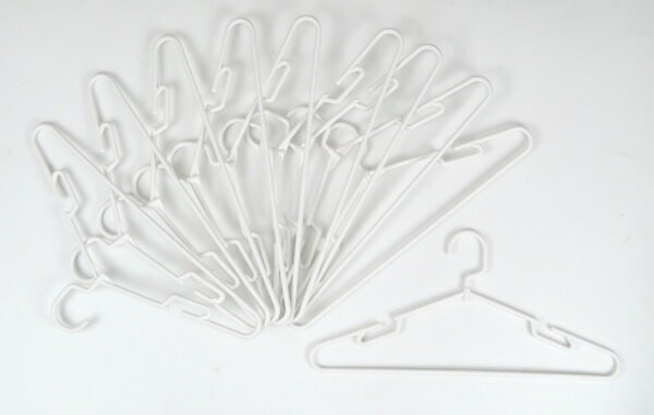 肩ひもの有るオシャレ着に便利なフック付きハンガー。キャミソールやタンクトップなど。厚さ0.7cmの薄型設計で省スペース収納。360°回転式フックで掛ける場所を選ばない。