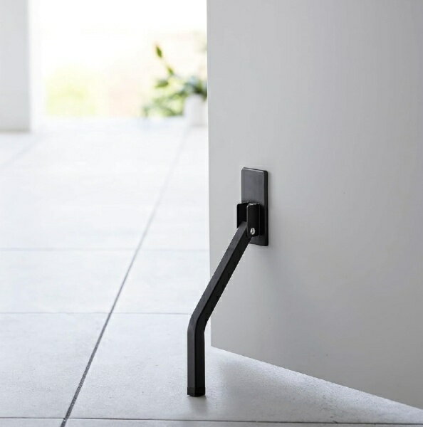 立ったまま片足で操作可能片足で、サッと広げてサッとしまえる、シンプルで機能的なドアストッパーです。立ったまま片足でストッパーの開閉できるので、荷物などで両手がふさがっていても操作しやすい。マグネットで簡単取り付けスチール製の玄関ドアにマグネ...