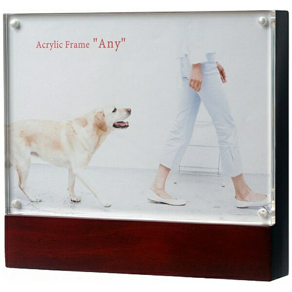 清潔感あるデザインのアクリルフレームです。インテリアとしても映えるフレームです。