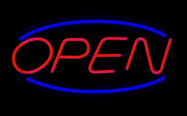 フルカラーで開店を知らせるOPENサイン。 OPENの文字のみ、色や点滅パターンが変わります。リモコンによる設定です。 外周はブルーのみで常時点灯。 サイズ：30x15x2.5cm 消費電力：3W　0.6A