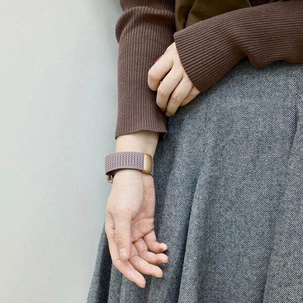 発色の良いナイロン素材と、軽やかなメッシュ編みが特徴。通気性に優れているため汗ばむ季節も快適で、長時間の装着でも肌にやさしく、デイリー使いにぴったりです。マグネット式バックルを採用しており、片手でスムーズに着脱可能。見た目の洗練さに加え、実...