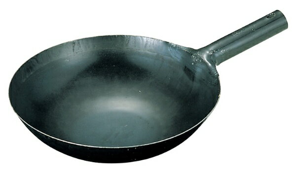 数千回叩いて造るので、鉄の分子が細かくなり、性質が変化するので、熱の伝わりが良く表面に細かい凸凹ができ、油の乗りがよく、焦げつきにくく、軽くて丈夫です。