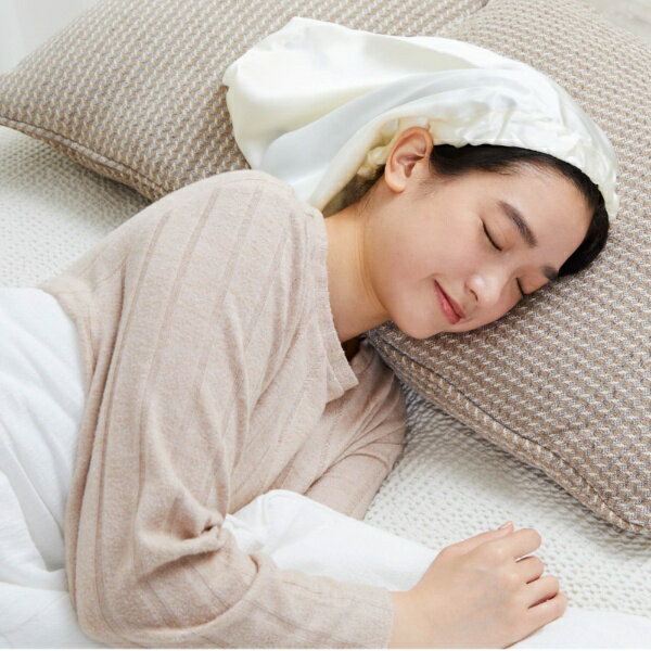 大切な髪を摩擦・乾燥から守ってくれる吸放湿性の高いシルク100％サテン素材のナイトキャップです。
