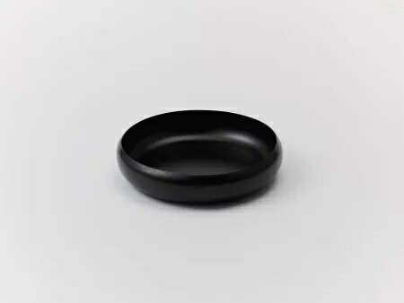 ●陶器のように柔らかな質感と金属の強さを生かした薄いフチのボウルです。●直火やオーブンでの温め直しも可能でインドアでもアウトドアでも使えます。●料理のジャンルを選ばず盛り付けできるシンプルな佇まいが魅力です。●割れる心配がなく永くお使いいた...