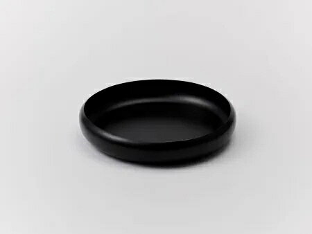 ●陶器のように柔らかな質感と金属の強さを生かした薄いフチのボウルです。●直火やオーブンでの温め直しも可能でインドアでもアウトドアでも使えます。●料理のジャンルを選ばず盛り付けできるシンプルな佇まいが魅力です。●割れる心配がなく永くお使いいた...