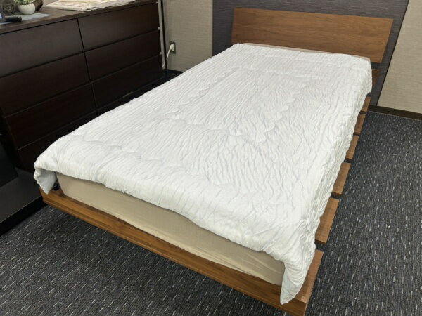 触り心地、寝心地の良い、くしゅくしゅ綿入りケット。無地で手軽にコーディネート。ひんやりとろけるような掛け心地。身体に優しく寄り添う、とろっとした柔らかさ。