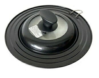 サイズ （約）直径280×高さ55mm ※鍋・フライパンの対応サイズ：22〜26cm用 材質 皿：鉄+フッ素塗装 ガラス窓：強化ガラス（全面物理強化） 取っ手：フェノール樹脂（耐熱温度140度）