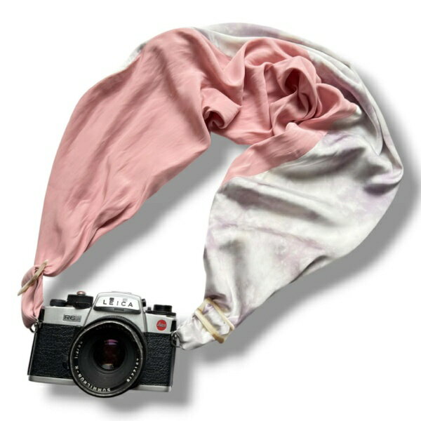 スリングは、かけた時にカメラの重さを分散させ、首や肩にかかる負担を軽減します。特に肩でスリングを広げて掛けるとカメラの重さがふわっと軽く感じられます・その日の気分でカメラスリングを変えたい・カメラスリングの洗濯をする事が多い・リングタイプは...