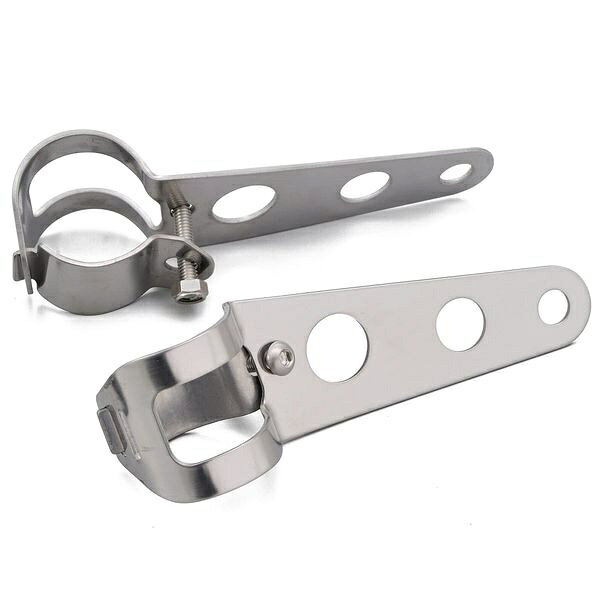Φ30〜39フォーク対応のステンレス製ヘッドライトブラケット左右セット。フロントフォークにクランプしてヘッドライトを挟み込む2ピースタイプのヘッドライトブラケットです。フォーク径Φ30〜Φ39のフォークに対応し、スレンレス製により高い耐食性...