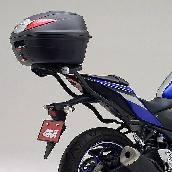 モノロックベース付きの車種専用トップフィッティング車体形状に合わせた専用設計で、GIVIモノロックトップケースを装着するためのフィッティングです。モノロックベースM5Mが付属し、純正リアフェンダー、マフラー、タンデムステップホルダー専用で装...