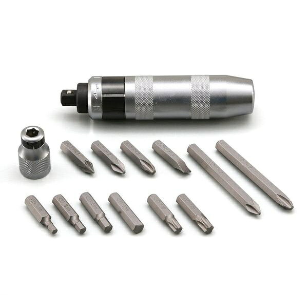 クロームグリップのショックドライバーにビット5種が付属する固着ボルト緩め工具セットです。ショックドライバーの先端に外したいボルトに合わせたビットを取り付け、後端をハンマーで叩くとビットが回転して固着したボルトを緩められる構造。回転方向の切り...
