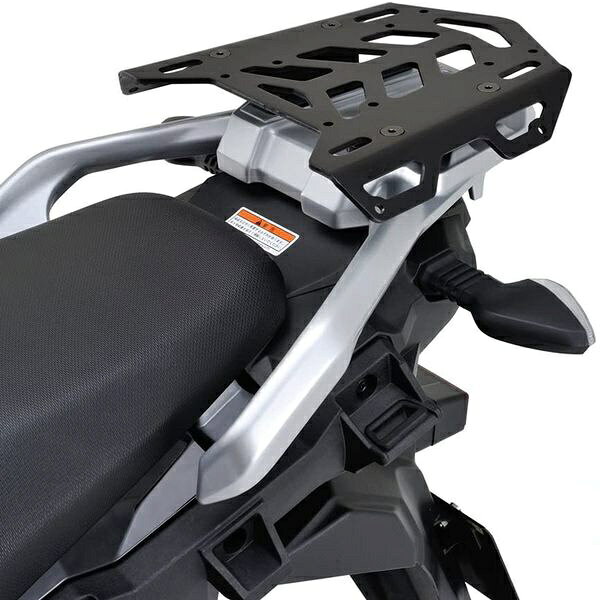 アルミトッププレート採用で軽量感と積載性を両立した専用キャリア。アルミ製トッププレートを備えた車種専用キャリアです。V-Strom250（17〜23）に対応し、最大積載重量7kgまでの積載が可能です。■適合車種：V-Strom250（17〜...