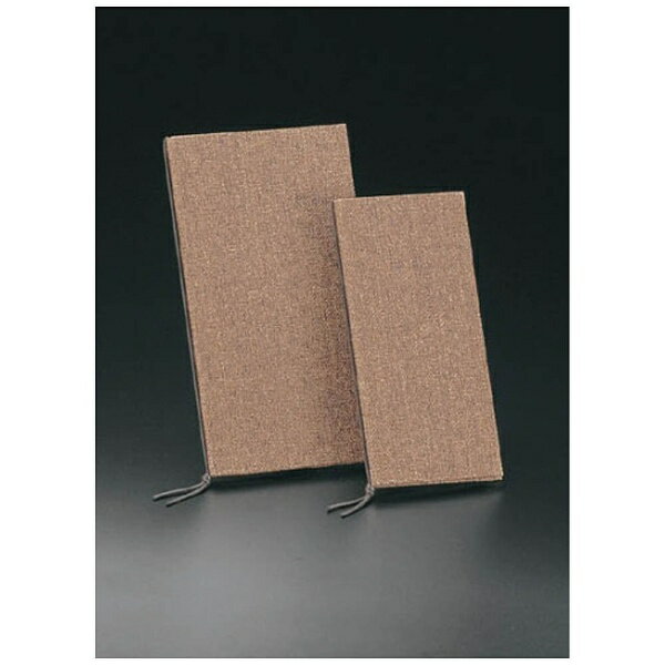 麻素材の風合いが魅力的な、縦型のメニューブックです。落ち着いた雰囲気で、飲食店などに最適です。ビニールカバー付きで4ページ構成。蝋引き紐でしっかり留められます。