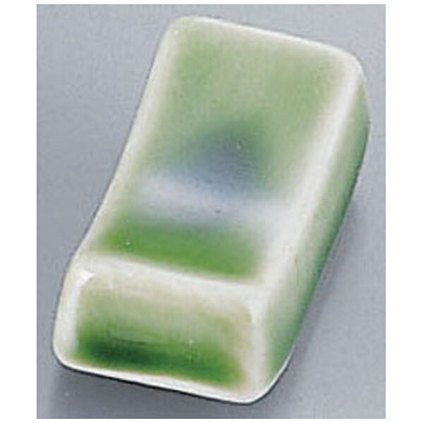 織部焼の箸置きです。落ち着いた色合いで、和の食卓を上品に演出します。47×23×16mmのサイズ感で、使いやすく、場所を取りません。