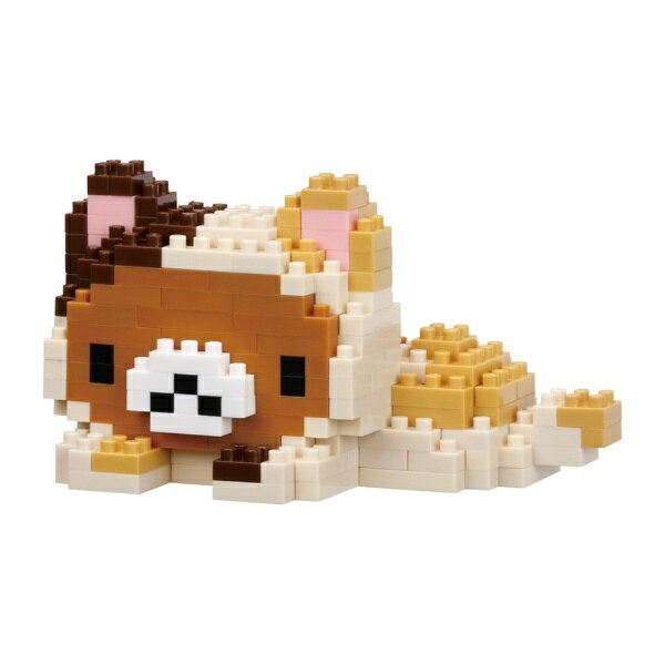 2018年に発売された「リラックマ もっとのんびりネコ」がパッケージリニューアルして復刻！！ネコの着ぐるみを着たリラックマを再現。ブロックのポッチでふわふわした毛並みの質感を表現。「NBCC_052 コリラックマ もっとのんびりネコ」も同時...