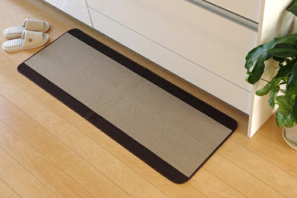 シンプルな無地のキッチンマットです。あえて厚さを薄め（約7mm）にすることにより、システムキッチンでも引っかかりにくい仕様にしています。裏面には滑りにくい加工を施しています。ご家庭の洗濯機で洗えます（ネット使用）ので、清潔にご使用頂けます。