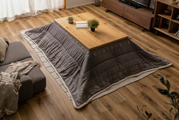 北欧テイストからヴィンテージテイストまで、さりげなくお部屋に溶け込む使いやすい【バンダナ】柄のコタツ布団。布団のヘリ部分は毛足の短いボア仕立てなので、デザイン性も問題なし。裏面は保温性のあるフリース素材を使用した機能的にも問題なしのコタツ布...
