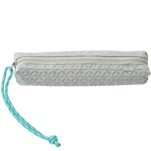 トレンドの色展開で、非常に軽く、持ち運びに便利な長めの取っ手（ストラップ）が付いています。素材はやわらかいポリエステルで、ほどよい伸縮性があるため、たっぷり収納していただけます。また、商品丸ごと洗濯ができ、速乾性に優れてます。（JIS規格基...