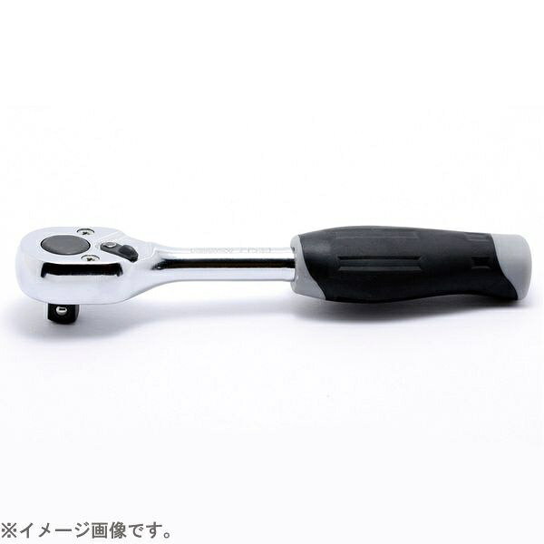 ●小判型ヘッドのラチェットハンドルは、通称カム切替式と呼んでいる左右切替を担う三角形の部品（カム）と連動する2枚のツメでラチェッドギヤを支える構造を採用。この構造はツメとツメを支えるスプリングが左右で独立しているため、ラチェットの動作を軽く...