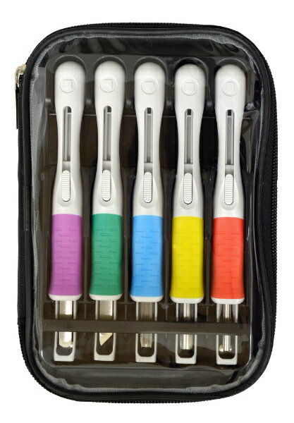 安心して使える『サクラグリップ彫刻刀』●刃に触れずに出し入れできるスライド式安全カバーが付いているので安全にご使用いただけます。●小中学生が持ちやすく、滑りにくく、彫りやすいラバーグリップを採用。●グリップ上部には見易い刃先マークがついてい...