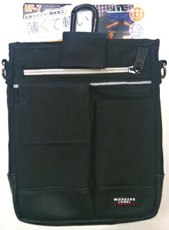製品サイズ；（約）W185xH220xD30mm ※カラビナを除く。
