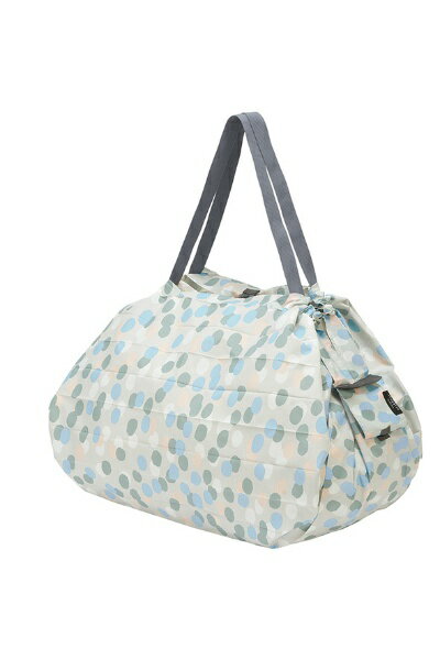 両端を引っ張るだけで「シュパッと」簡単、一気にたためるコンパクトバッグ生地を変更したことで丸めたサイズが更に小さくなり、持ち運びやすさUP。レジかごに掛けられるLサイズが、さらに掛けやすくサイズUP。