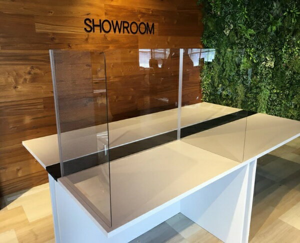 デスクに置くだけで対面への飛沫を予防し、また透明であることから空間の閉鎖感なども軽減します。