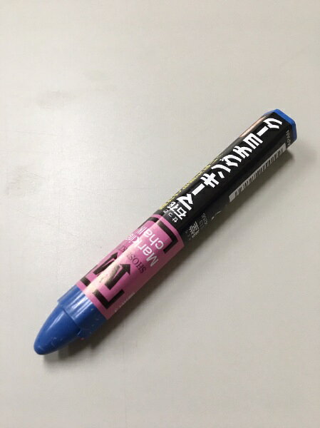 ●濡れても消えない、チョークのスタンダード品。●発色が良く、良く書け良く見える。●サイズ： 14×111×14mm ●重量： 18g ●材質： ワックス、油性顔料、分散剤