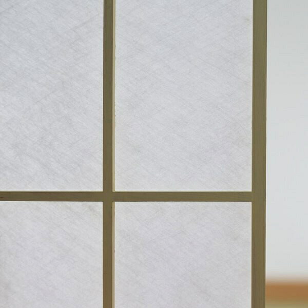 ●特殊繊維を使用した障子紙です。●採光性が高く、昼間の光を多く取り入れ、お部屋が明るくなります。●紙が破れにくく、次回はがす時にはがしやすい。・新聞紙複数紙の平均値77Kpa（当社調べ）に対して約6倍の強さです。・障子貼りにとても便利な仮止...